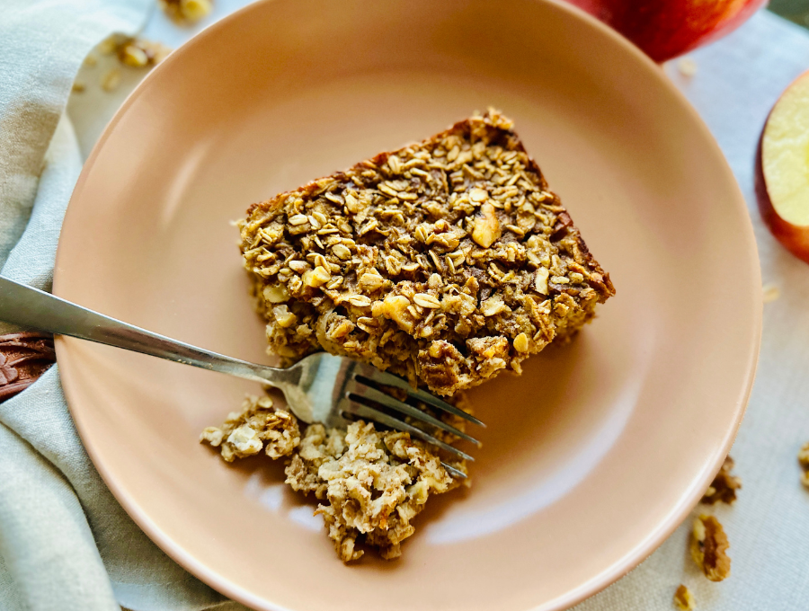 Hearty Cinnamon Apple Baked Oats - The Town Tarte